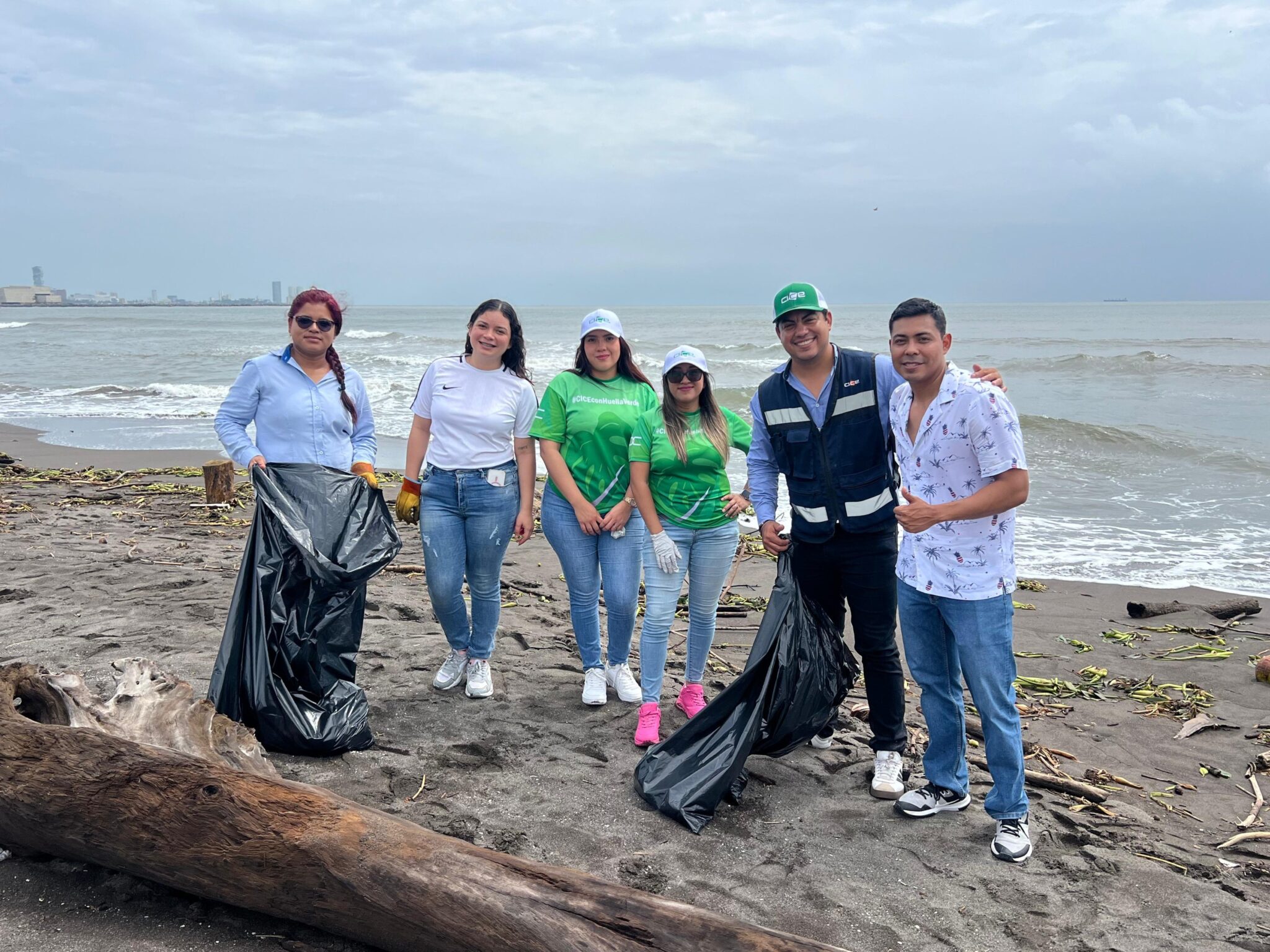 Grupo CICE refrenda su compromiso ambiental con Jornada de Limpieza en Playa Isla del Amor ...